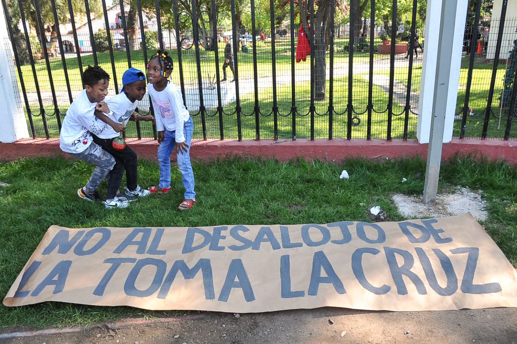 La Cruz desalojada. Ser niño en la última toma de Quinta Normal ...